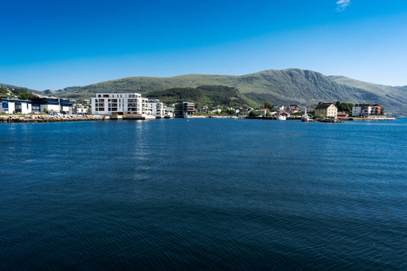 Ulsteinvik – Visit Ulstein – Ute i havgapet, blant knausar og strand